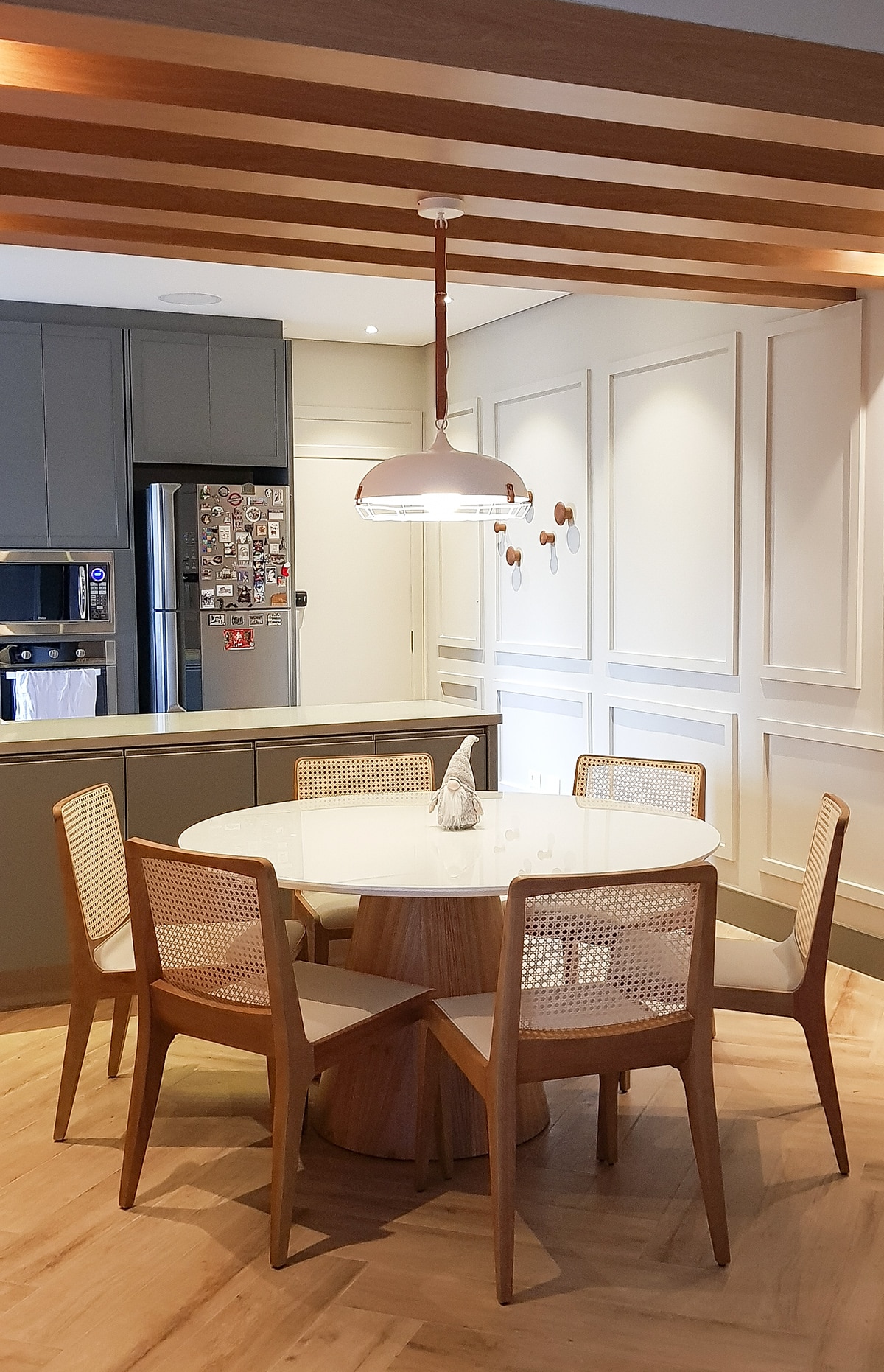 Parede boiserie em casa: Como fazer e com o que combinar? Veja!