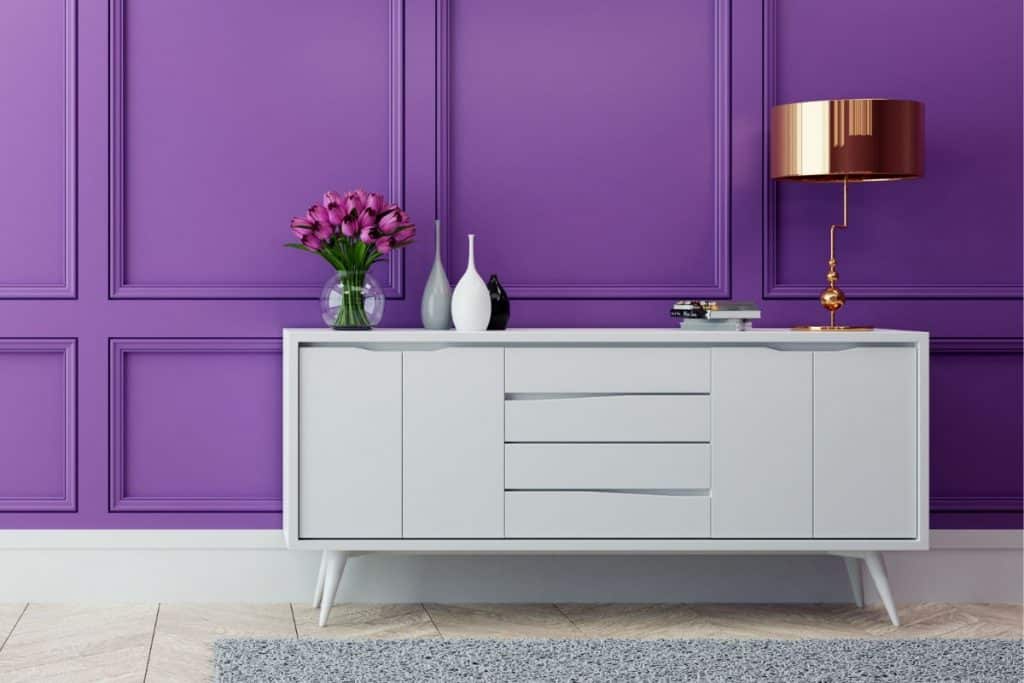 Parede roxa: conheça essa tendência e veja como usar