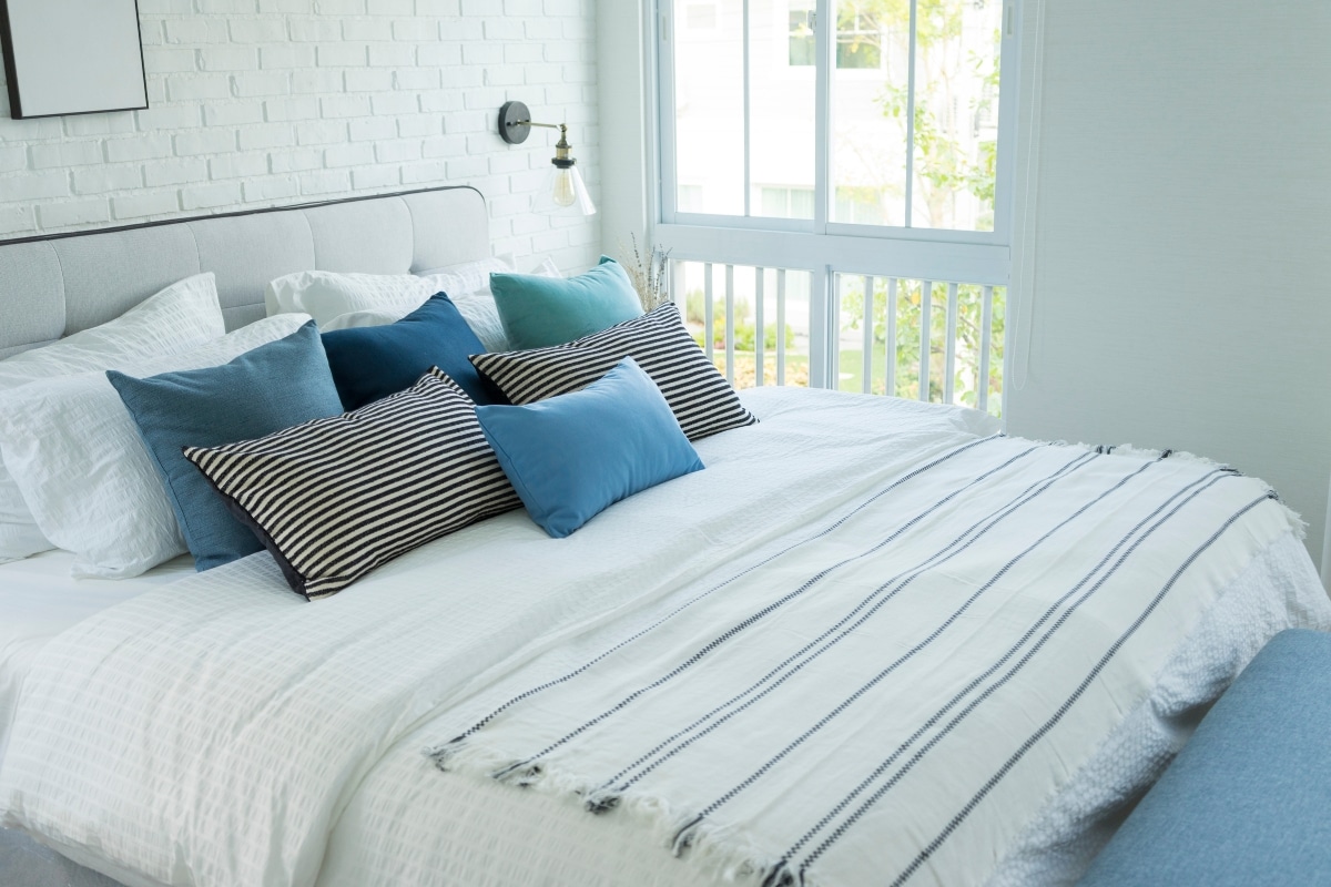 Decoração para cama de casal aconchegante: Veja ideias!