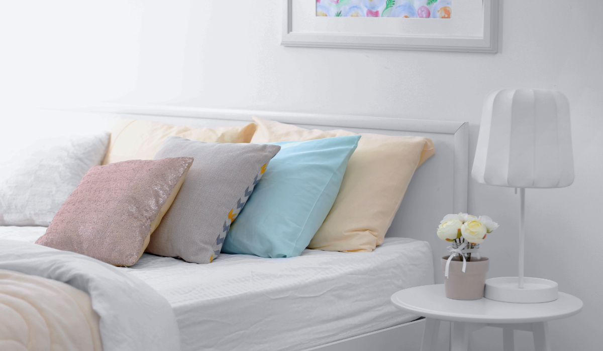 Almofadas coloridas na decoração do quarto: Veja como usar